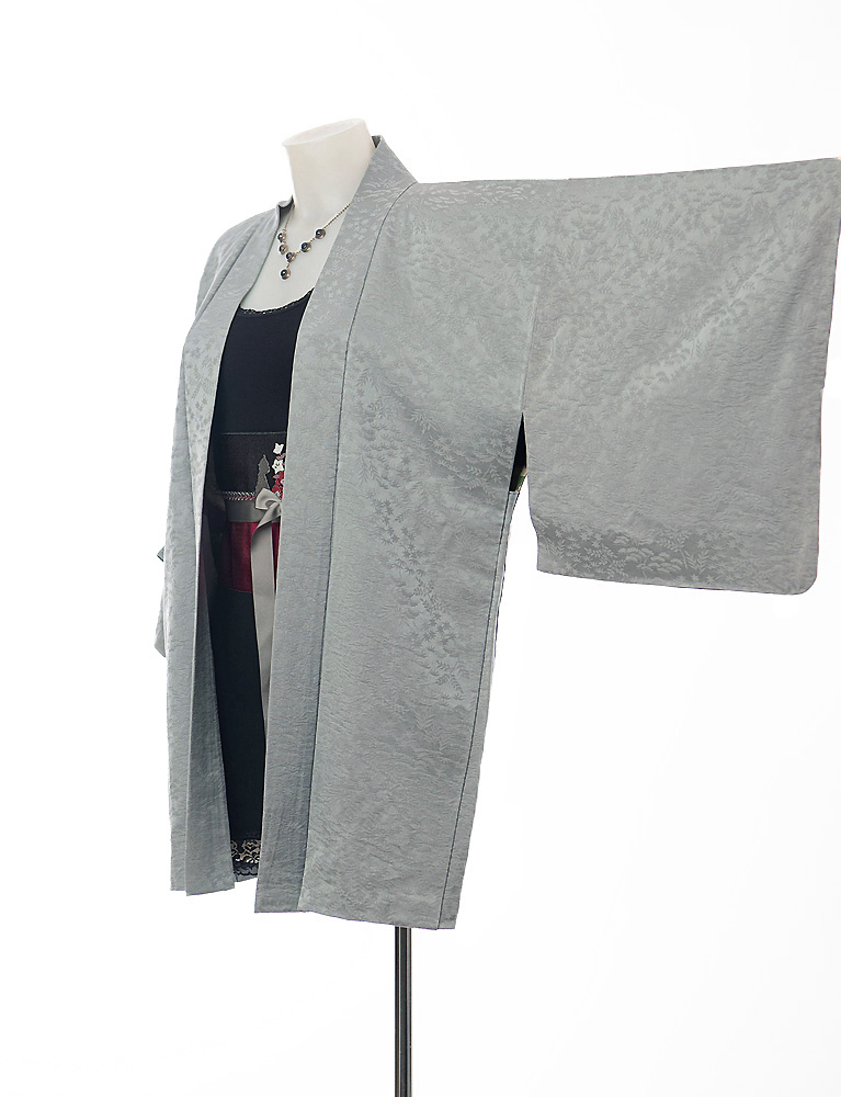 Haori Kimono color ardesia con raffinato motivo operato di pino, acero ...